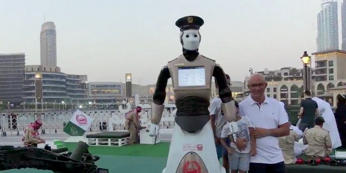 Dubai Introduces a Real Life RoboCop, But It's More Like a Robo Mall ...